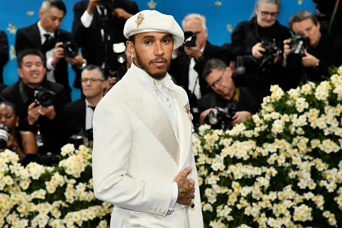 Lewis Hamilton luce en la Met Gala 2025 con un traje cargado de ...